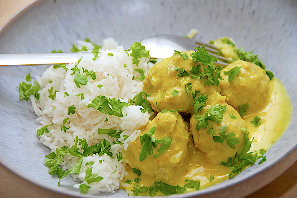 Verdens bedste opskrift på boller i karry - Karry.dk